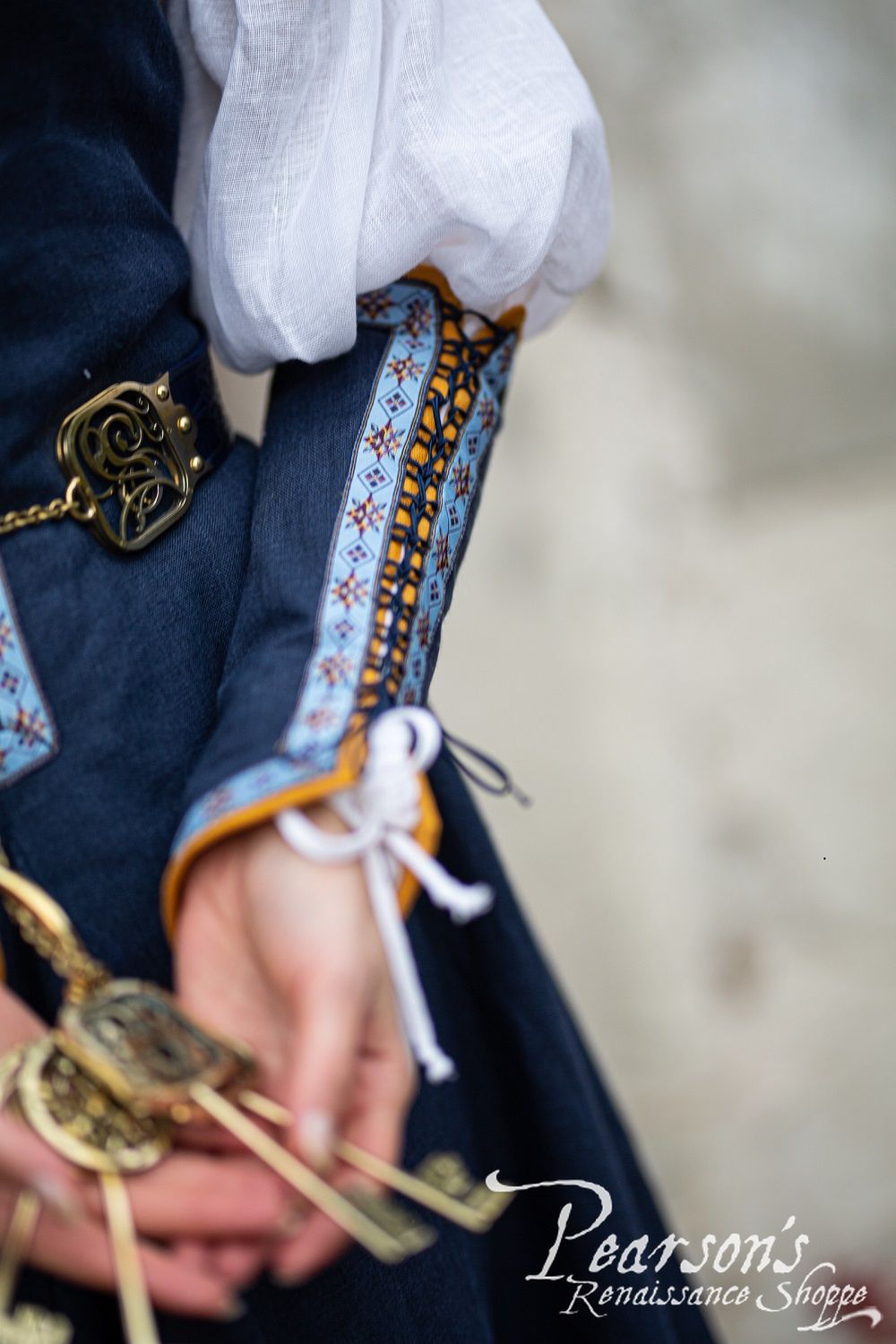 Key Keeper Medieval Dress with Sleeves Linen dress with detachable sleeves.