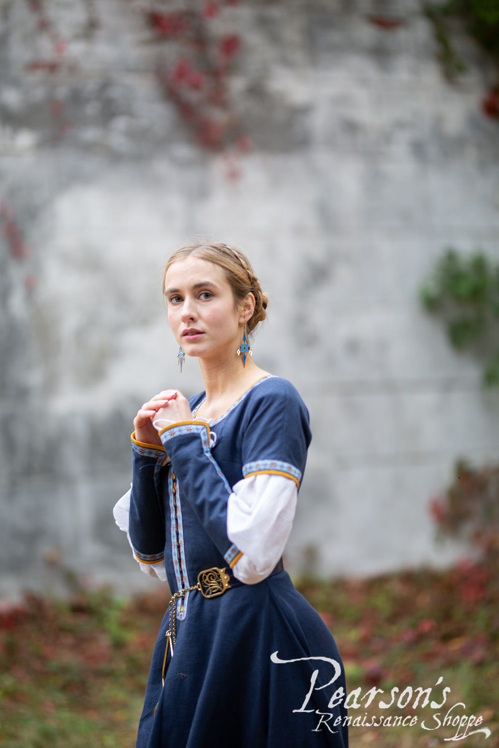 Key Keeper Medieval Dress with Sleeves Linen dress with detachable sleeves.