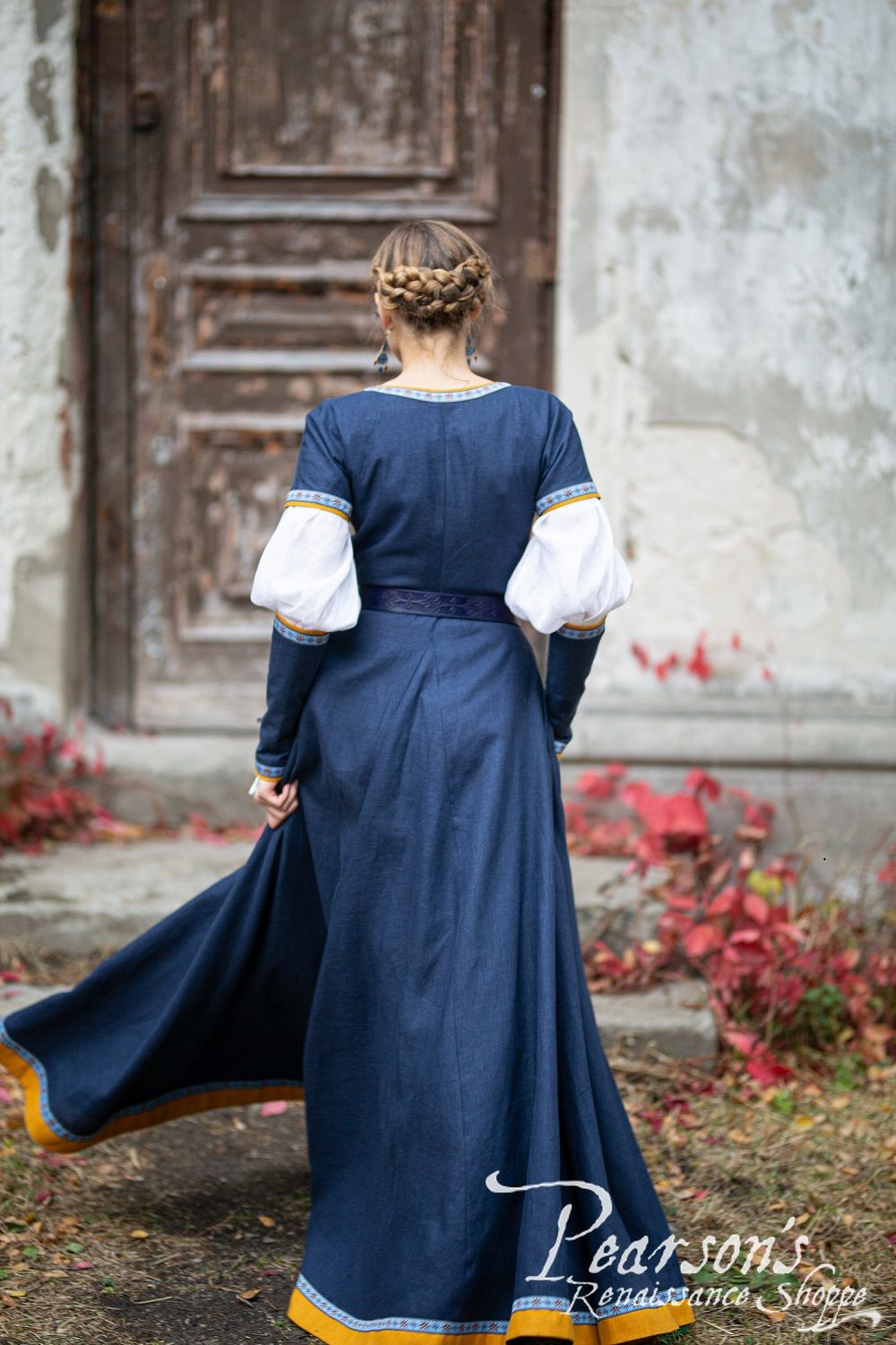 Key Keeper Medieval Dress with Sleeves Linen dress with detachable sleeves.