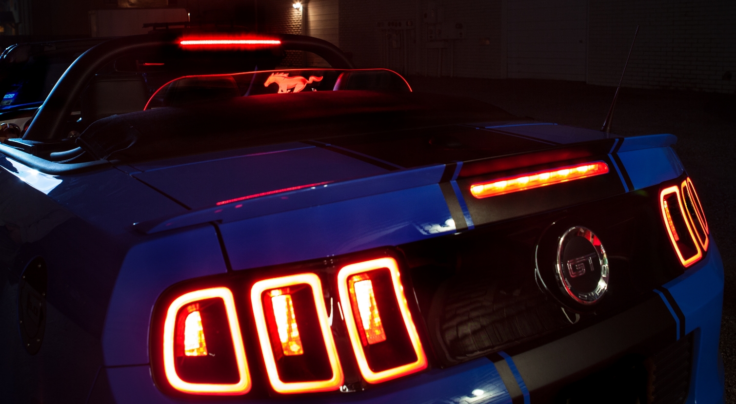 Ford Mustang Convertible Wind Restrictor Block Windscreen Illuminated ...