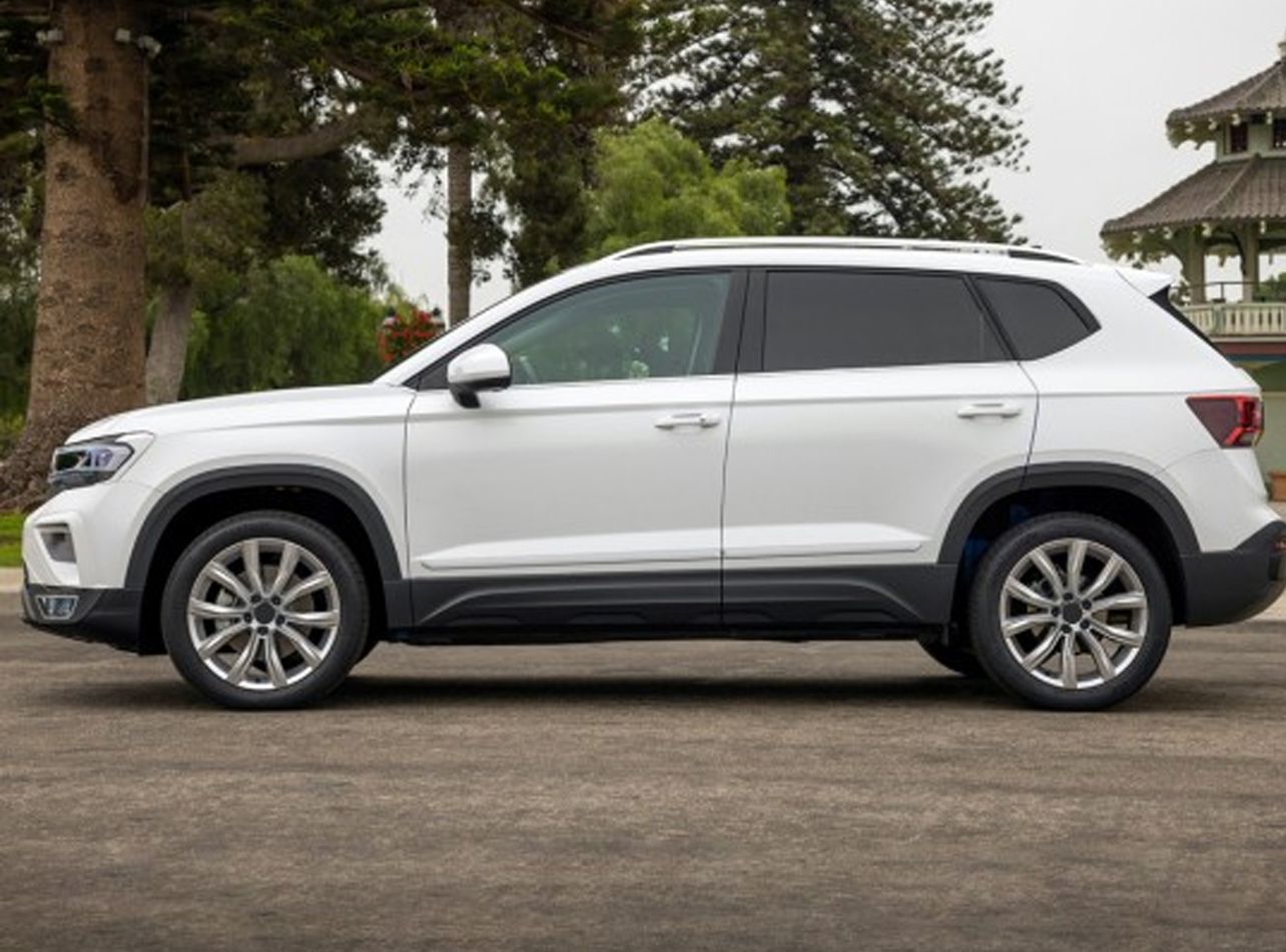 VOLKSWAGEN TAOS PAINTED BODY SIDE MOLDING 2022 - 2023 / FE-TAOS22