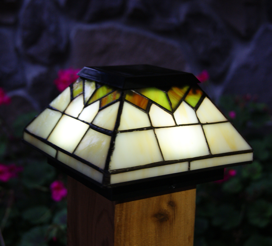 Classy Caps Wellington Solar Post Cap Light Tiffany Style