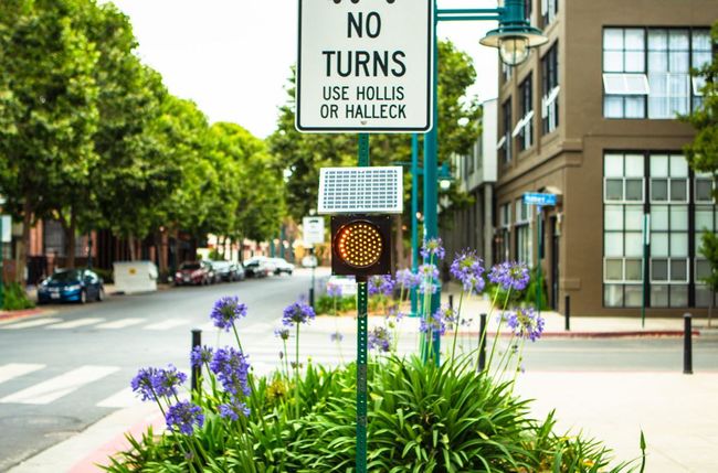 Solar Flashing Amber Traffic Beacon Light - 12 Hour Operation