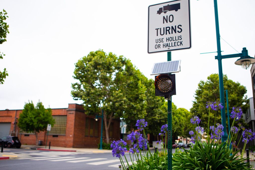 Solar Flashing Amber Traffic Beacon Light - 12 Hour Operation